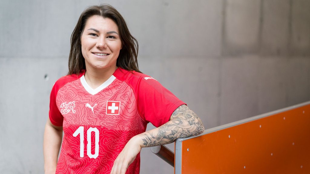Ramona Bachmann Là Ai? Sự Nghiệp BVà Đời Tư Cầu Thủ Thụy Sĩ
